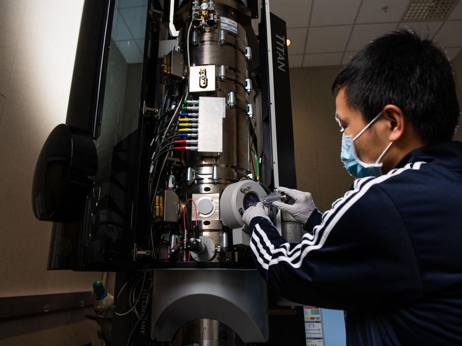 In Situ Transmission Electron Microscopy (In Situ TEM) | PNNL In Situ Transmission Electron Microscopy (In Situ TEM) | PNNL